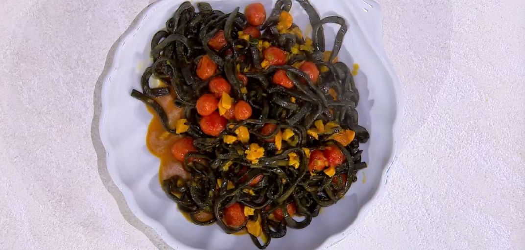 É sempre mezzogiorno | Ricetta tagliolini neri con capesante e pomodorini di Michele Farru